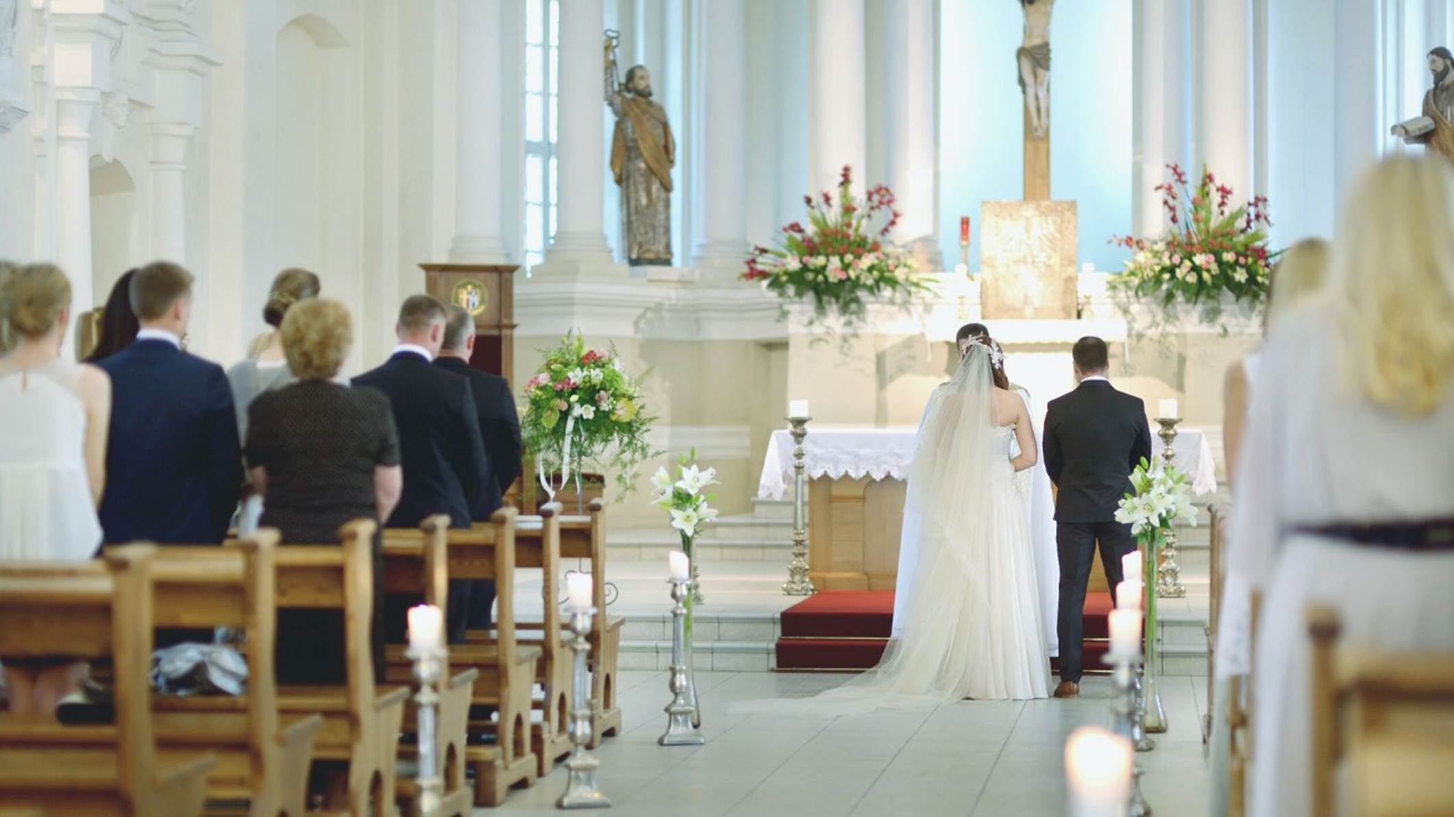 Planning a Sunday Wedding: The Pros and Cons